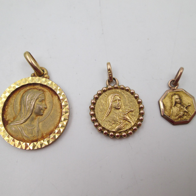 Tres Medallas Virgen Maria Metal Dorado Asa Y Argolla | El ...