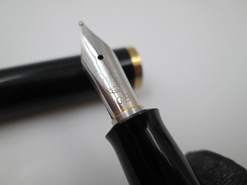 pelikan m100 fountain pen black resin gold plated details