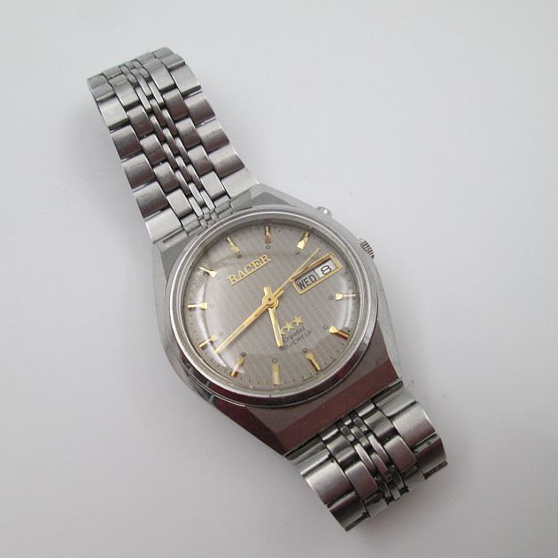 Racer Crystal 3 Stars Steel Automatic Calendar 1980s | El Coleccionista ...