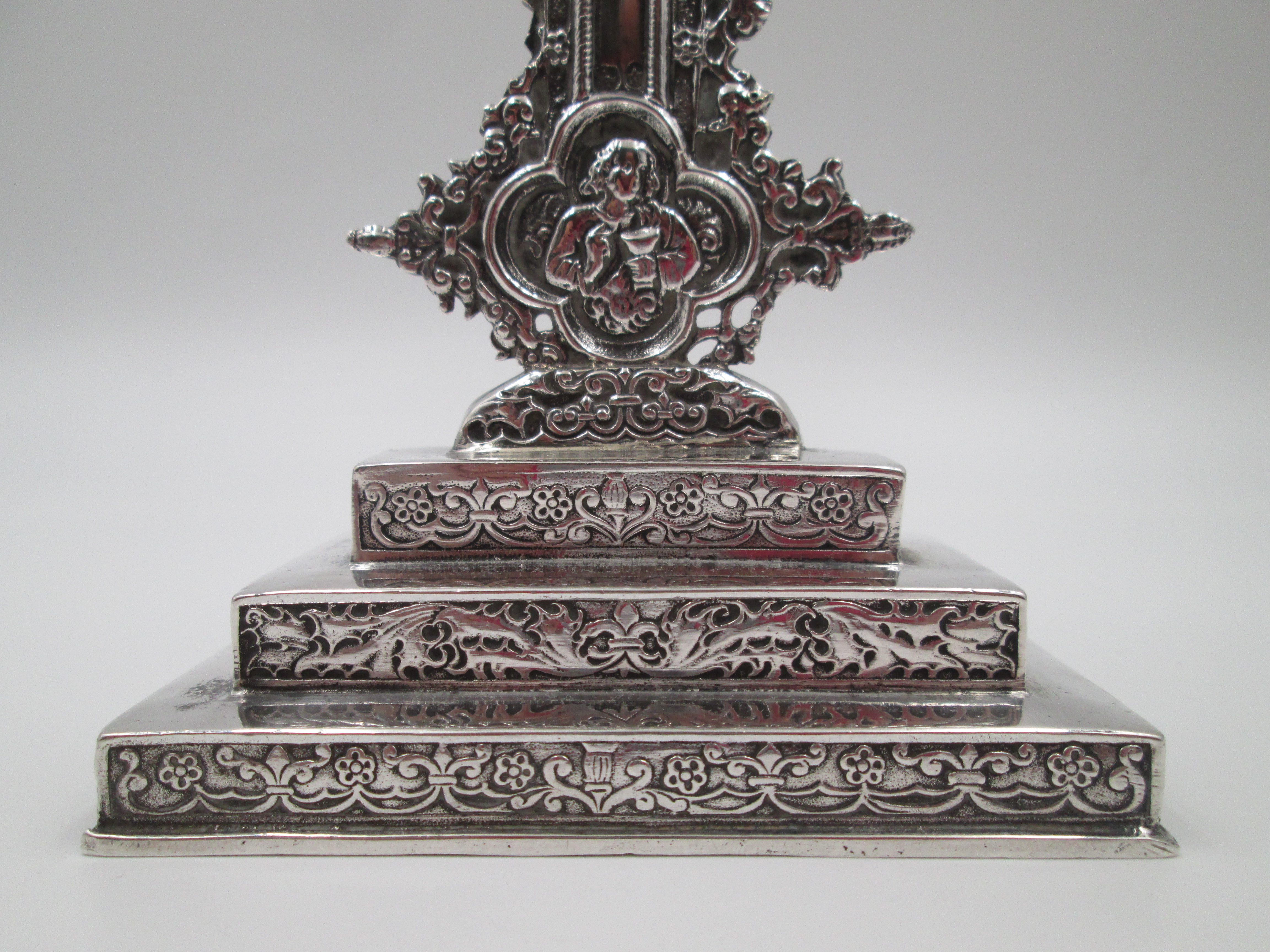 Crucifijo De Mesa Con Tetramorfos Joyeria Malde Plata Ley | El ...